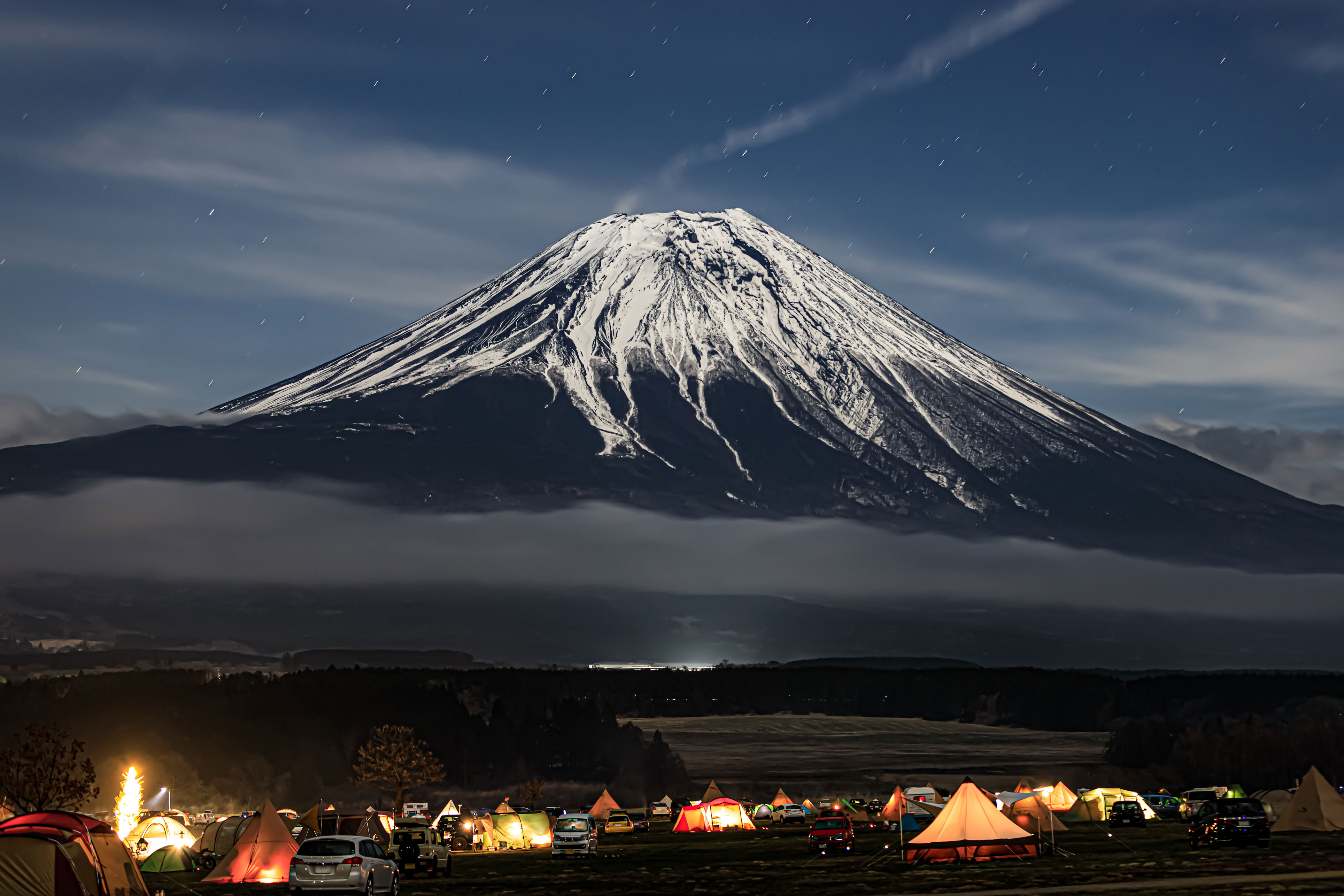 Traveler hikes tallest mountain in Japan at 2am—unprepared for what awaits