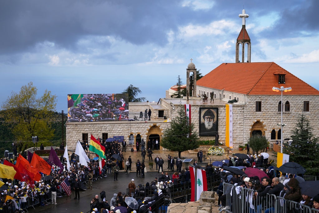 El papa reza por la paz ante la tumba en Líbano de un santo venerado ...