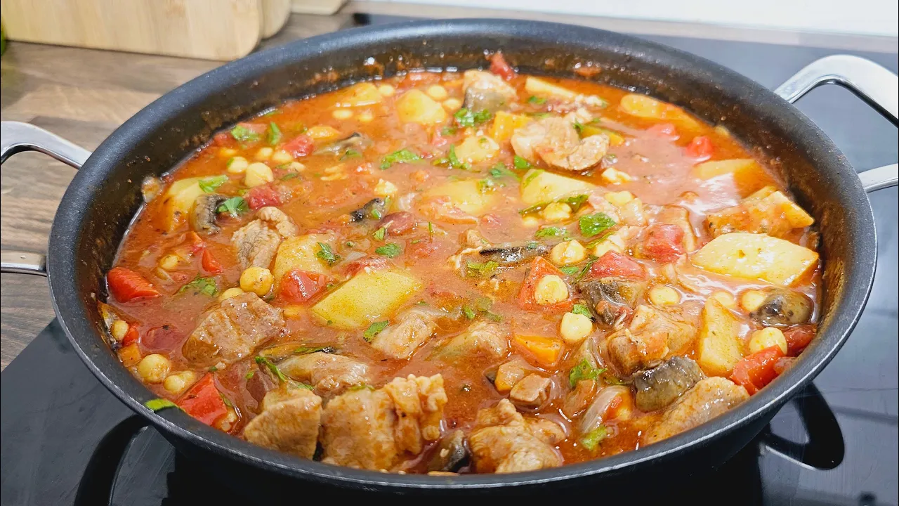 Ein Topf und so viel Köstlichkeit! Gulasch mit Fleisch, das auf der ...
