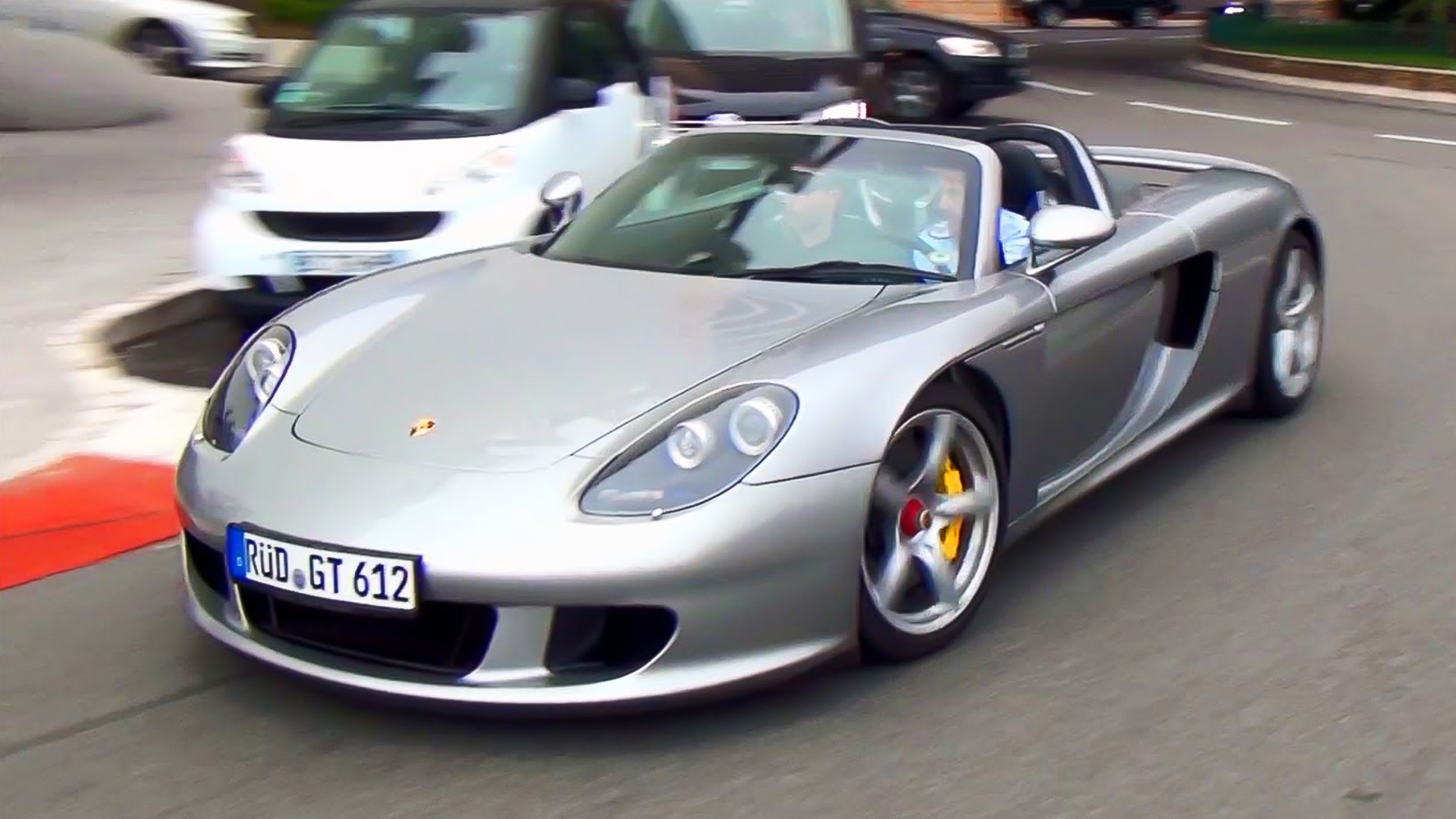 Carrera GT en exclusieve sportwagens brullen door Monaco