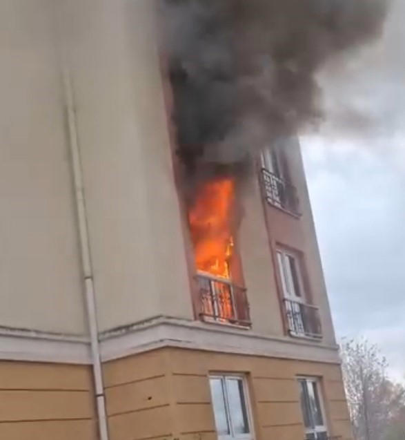 İtfaiye eri, oksijen maskesini vatandaşa verip hayatını kurtardı