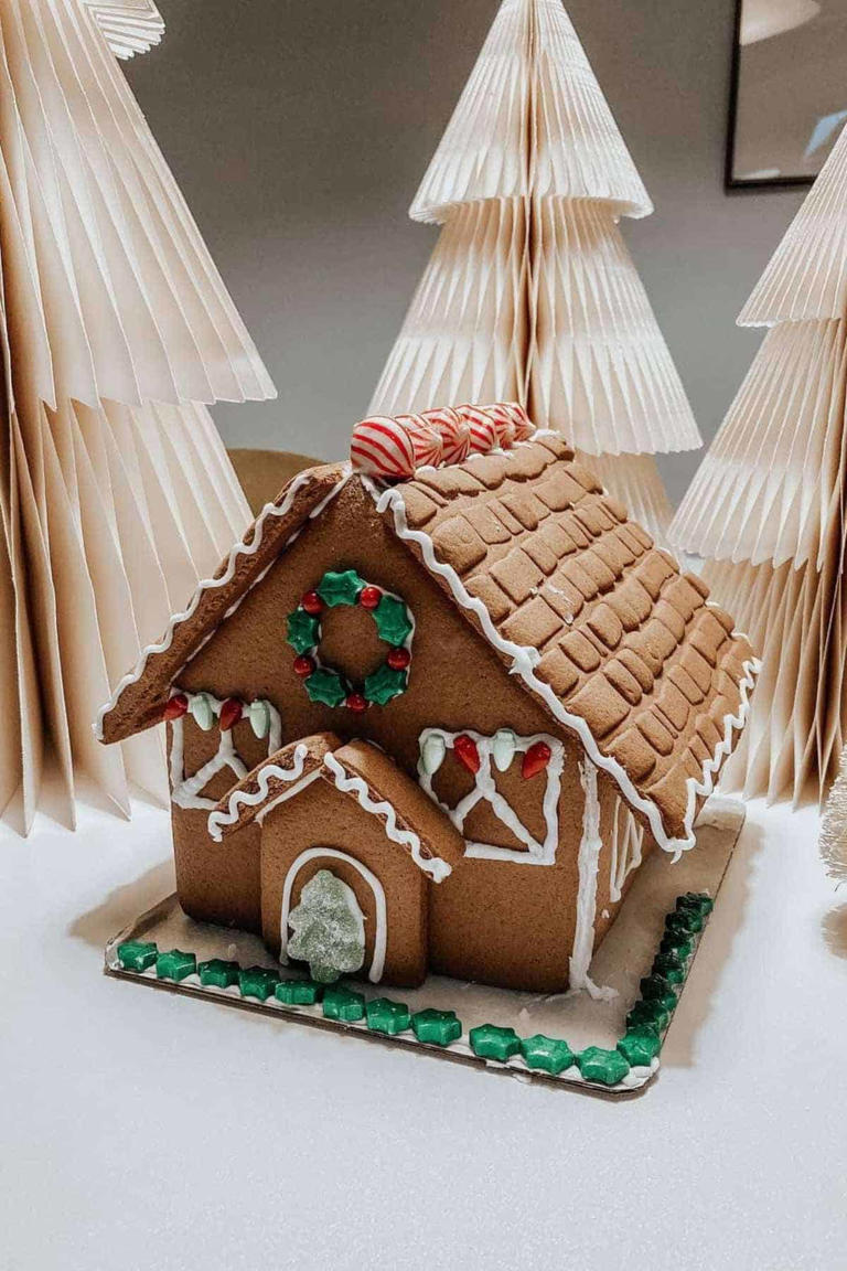 45 Gingerbread House Decorating Ideas That Look Photo-Worthy