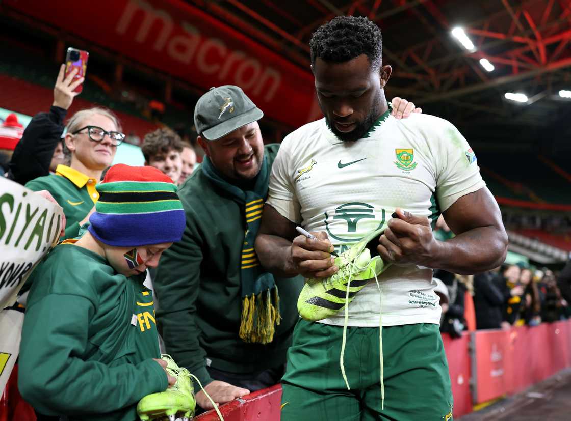 Siya Kolisi’s heartwarming interaction With Youngest Springbok Fan Goes ...