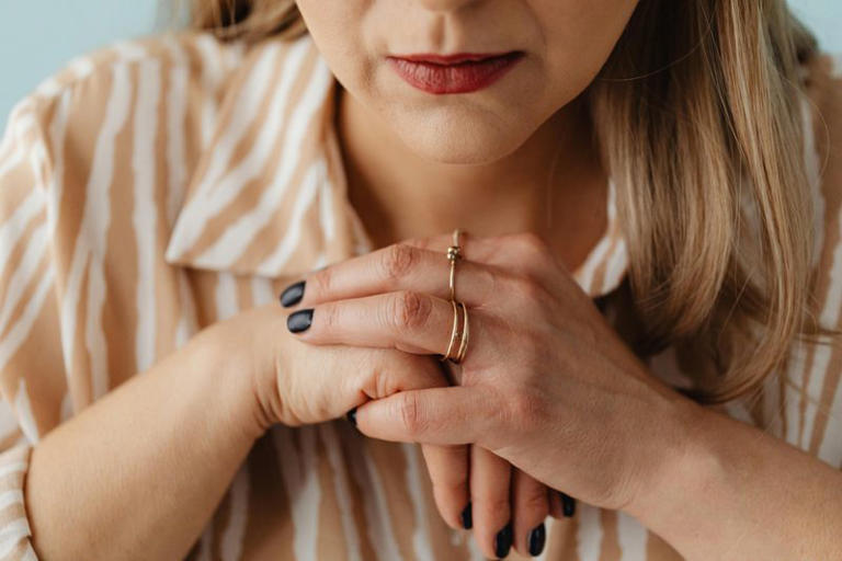 7 Body Language Clues That Reveal Someone Is Lying