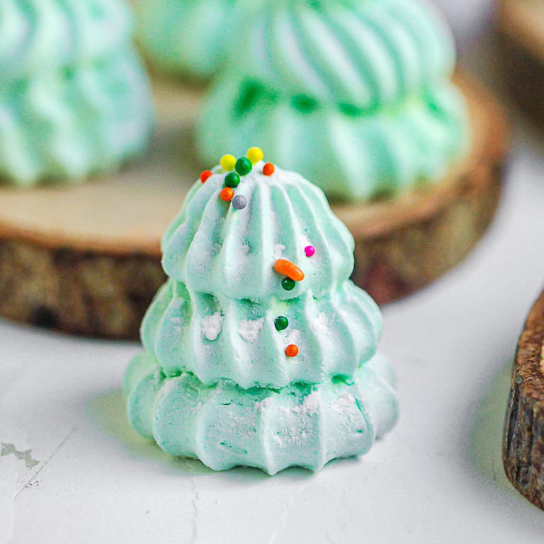 Easy Christmas Tree Meringues That Steal the Cookie Tray Show