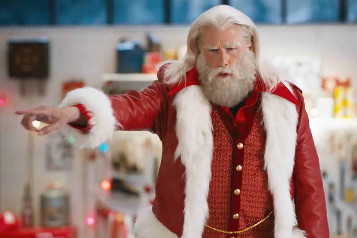 Vestido de Papai Noel, John Travolta recria famosa cena de “Grease” em novo comercial de Natal