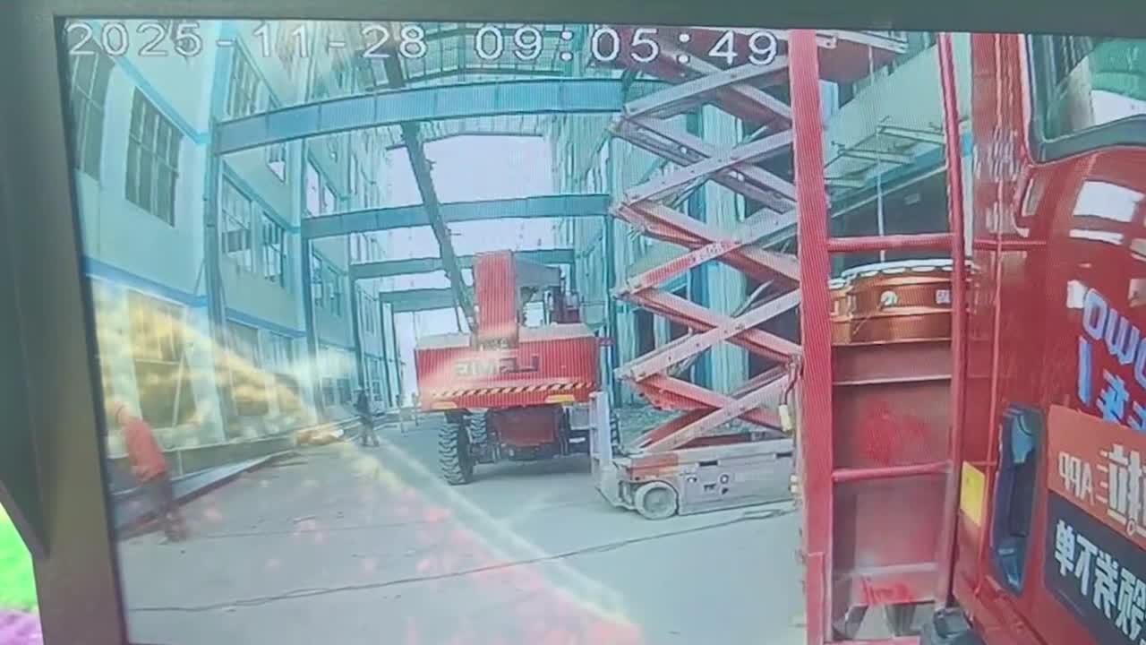 Metal pole falls down narrowly missing construction worker