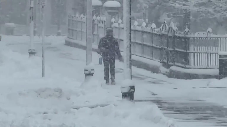 Thanksgiving weekend snowstorm triggers hundreds of slide-offs and ...