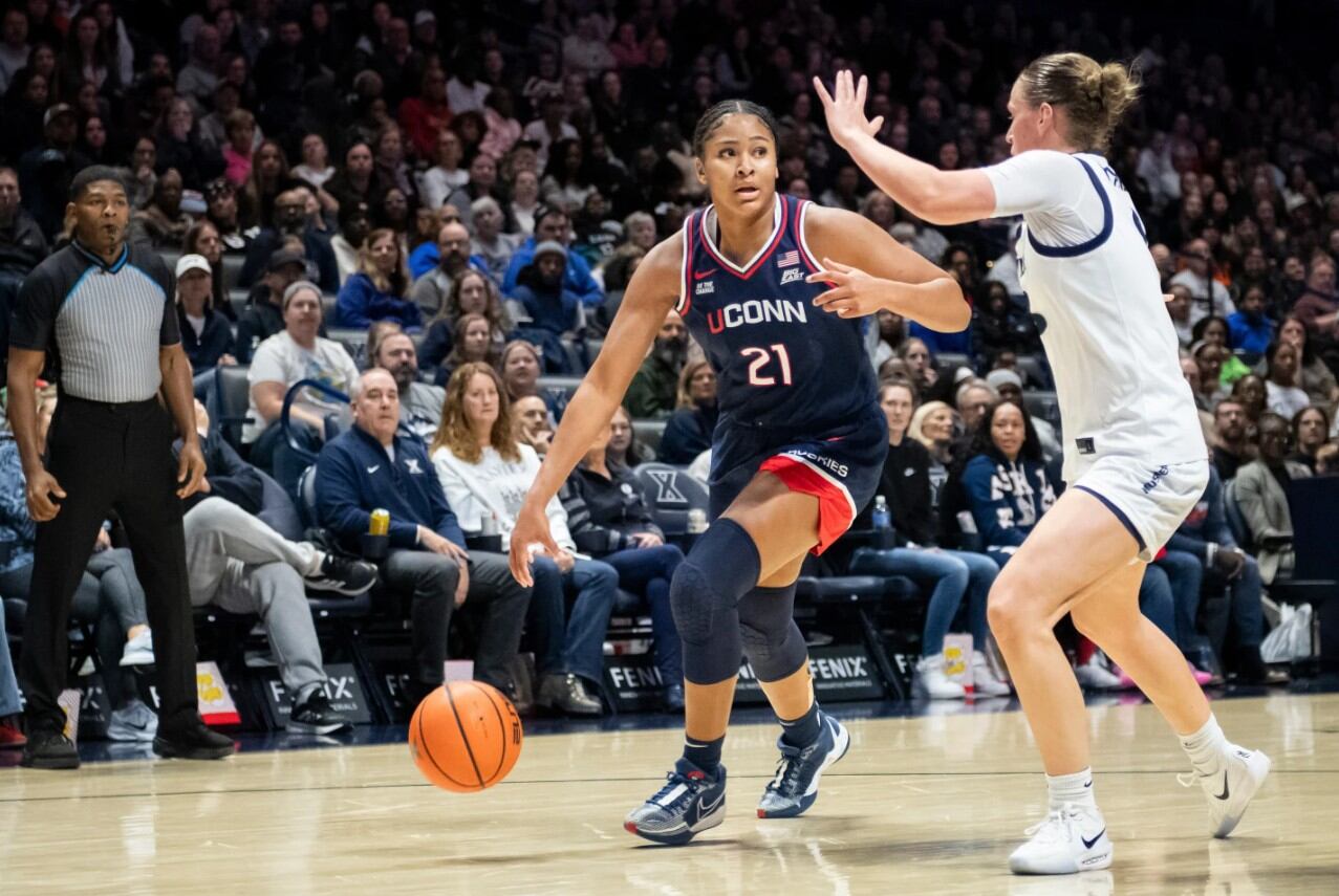 No. 1 UConn remain atop the AP women’s basketball poll
