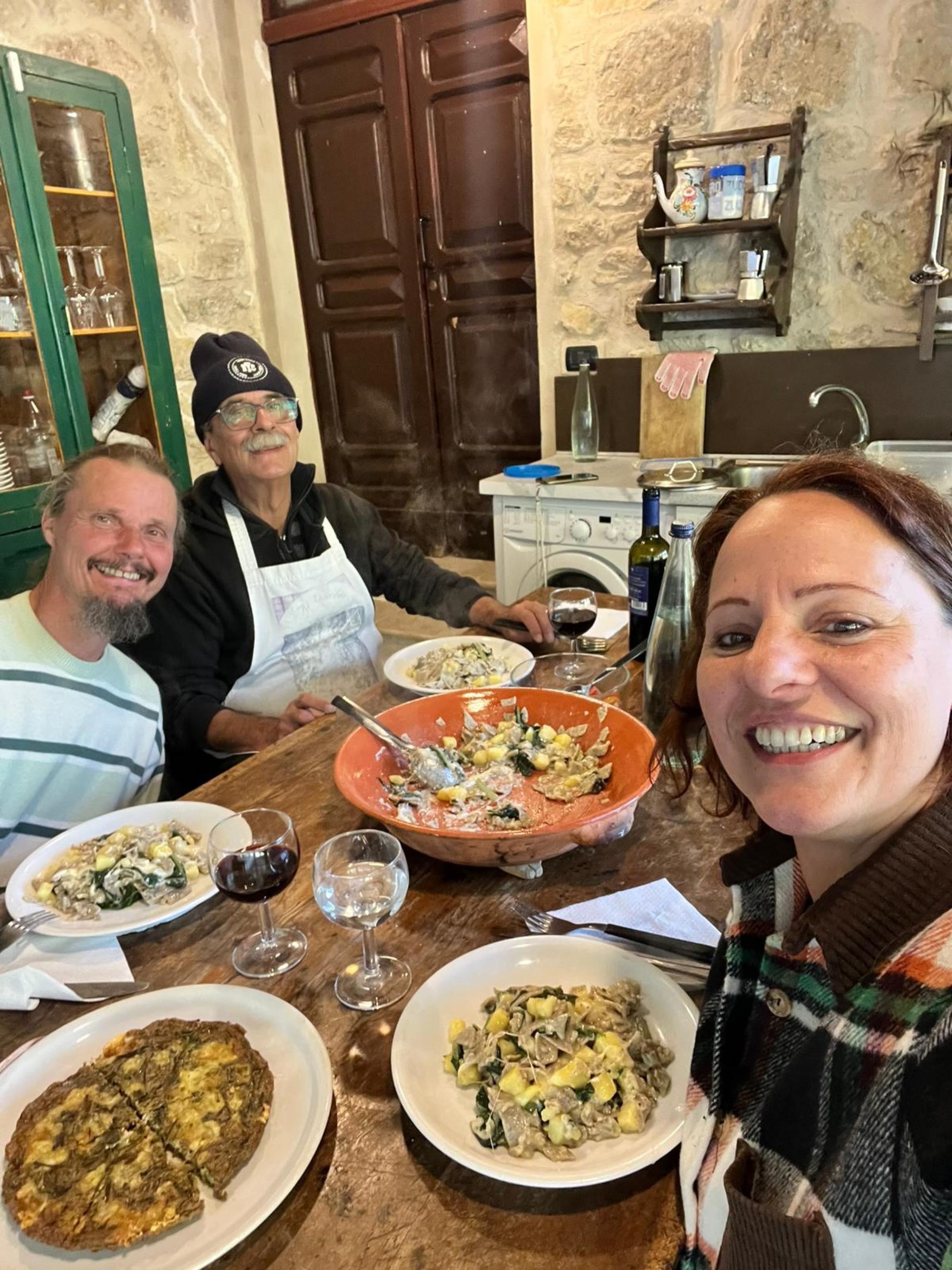 Selfie e sorrisi per il primo pranzo di Nathan nella nuova casa
