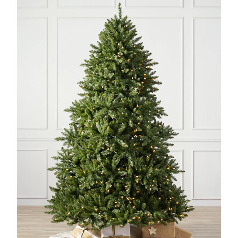 Martha Stewart's regal Christmas decorations show how to 'light up the ...