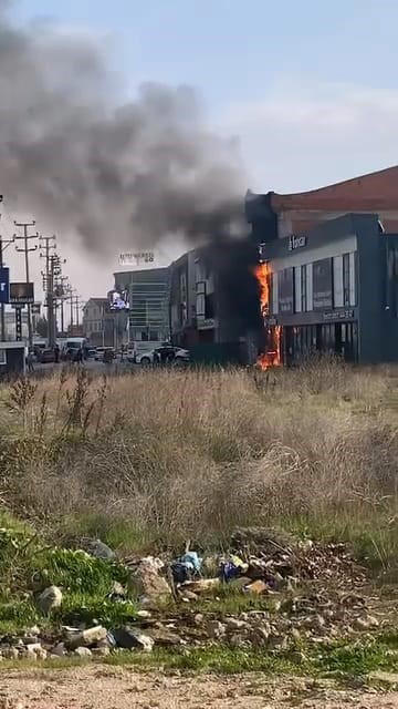 Bursa’da elektrik panosundan çıkan yangın işyerine sıçradı
