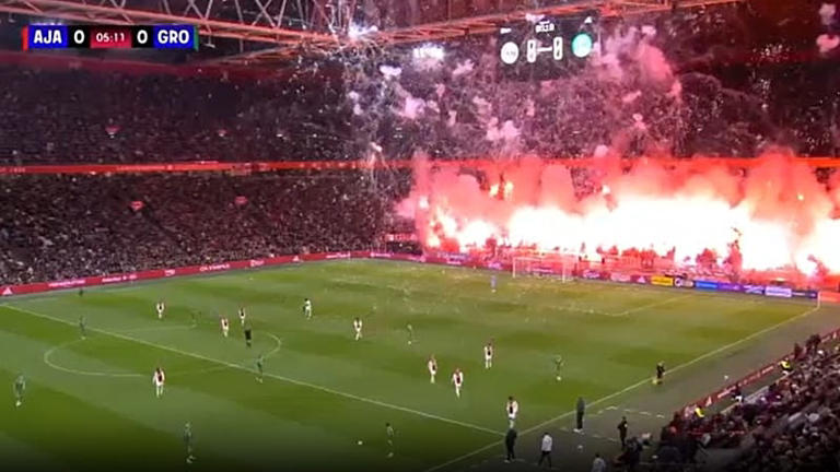 Le moment où des feux d'artifice forcent l'abandon du match de l'Ajax à ...