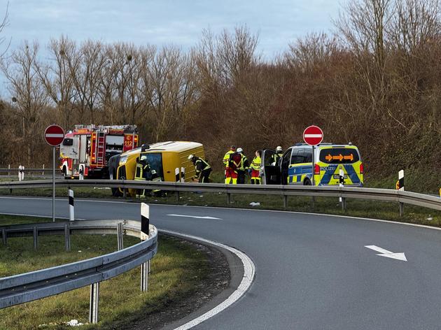 DHL-Sprinter rast durch Leitplanke an A2-Auffahrt – Fahrer leicht verletzt