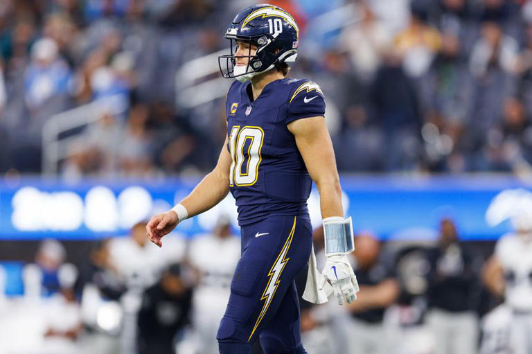 How Justin Herbert’s hand injury impacts fantasy football playoffs strategy