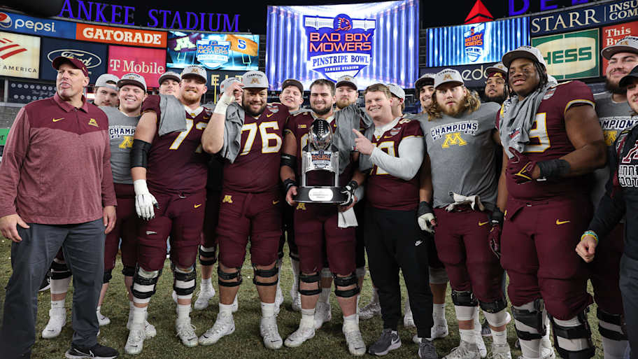 What bowl game awaits the Gophers after their 7–5 regular season?