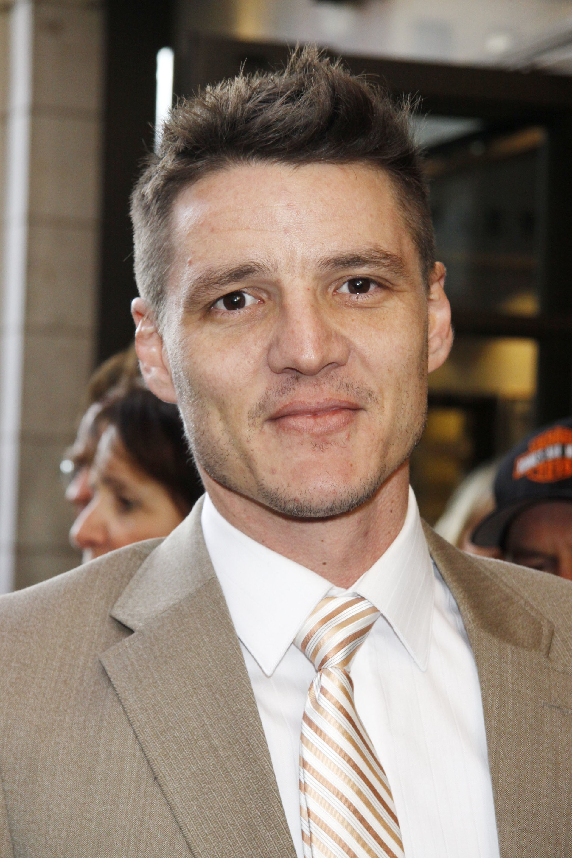 26 Jahre vor „The Last of Us“: So anders sah Pedro Pascal zu Beginn ...