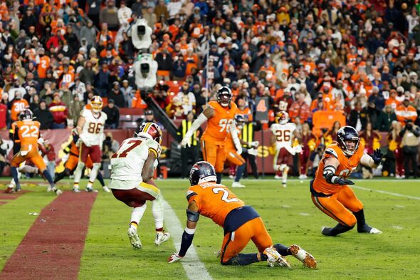 NFL referee's face says it all after overturned touchdown in Broncos ...