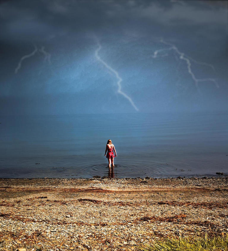 Why Some Clouds Produce Lightning That Never Reaches the Ground