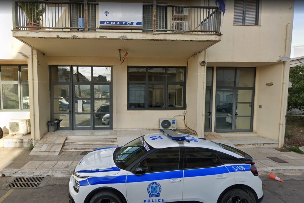Μεσσήνη: 65χρονος πυρπόλησε περιπολικά έξω από το Αστυνομικό Τμήμα