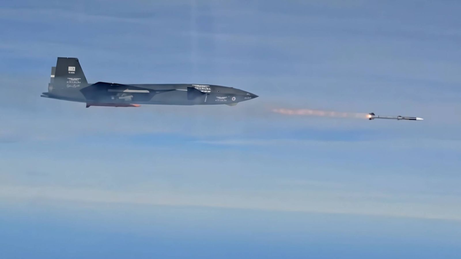 El caza 'invisible' sin piloto que hace temblar a Rusia destruye su ...
