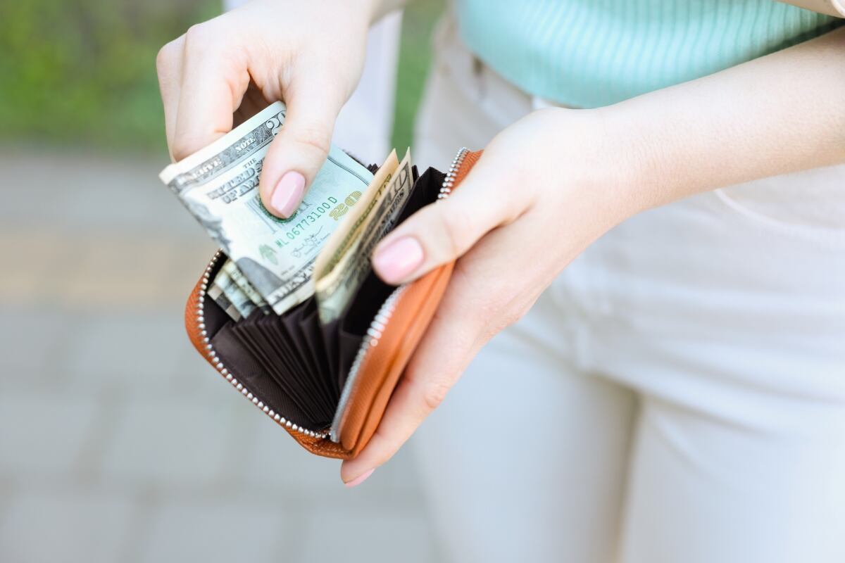 Qué significa ordenar los billetes de menor a mayor, según la psicología