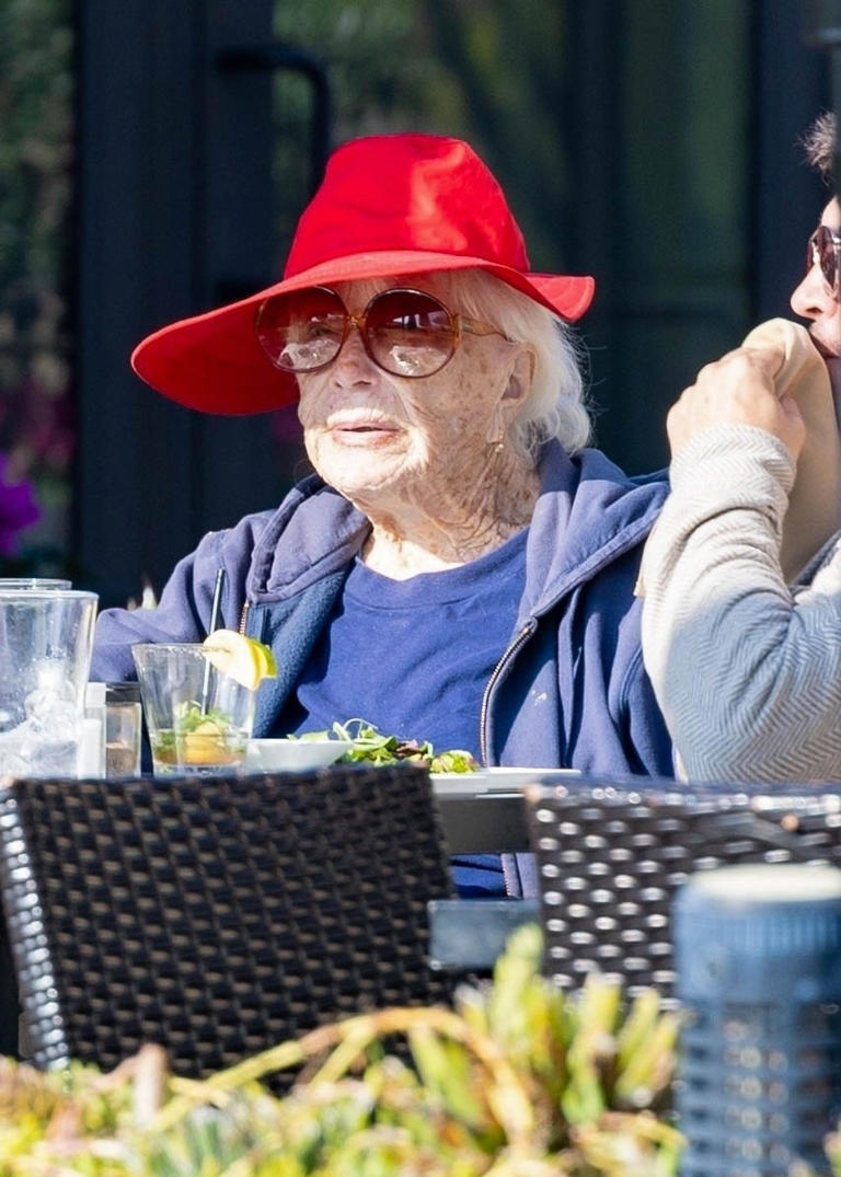 Shirley MacLaine, 91, enjoys a cocktail at her favorite Malibu ...