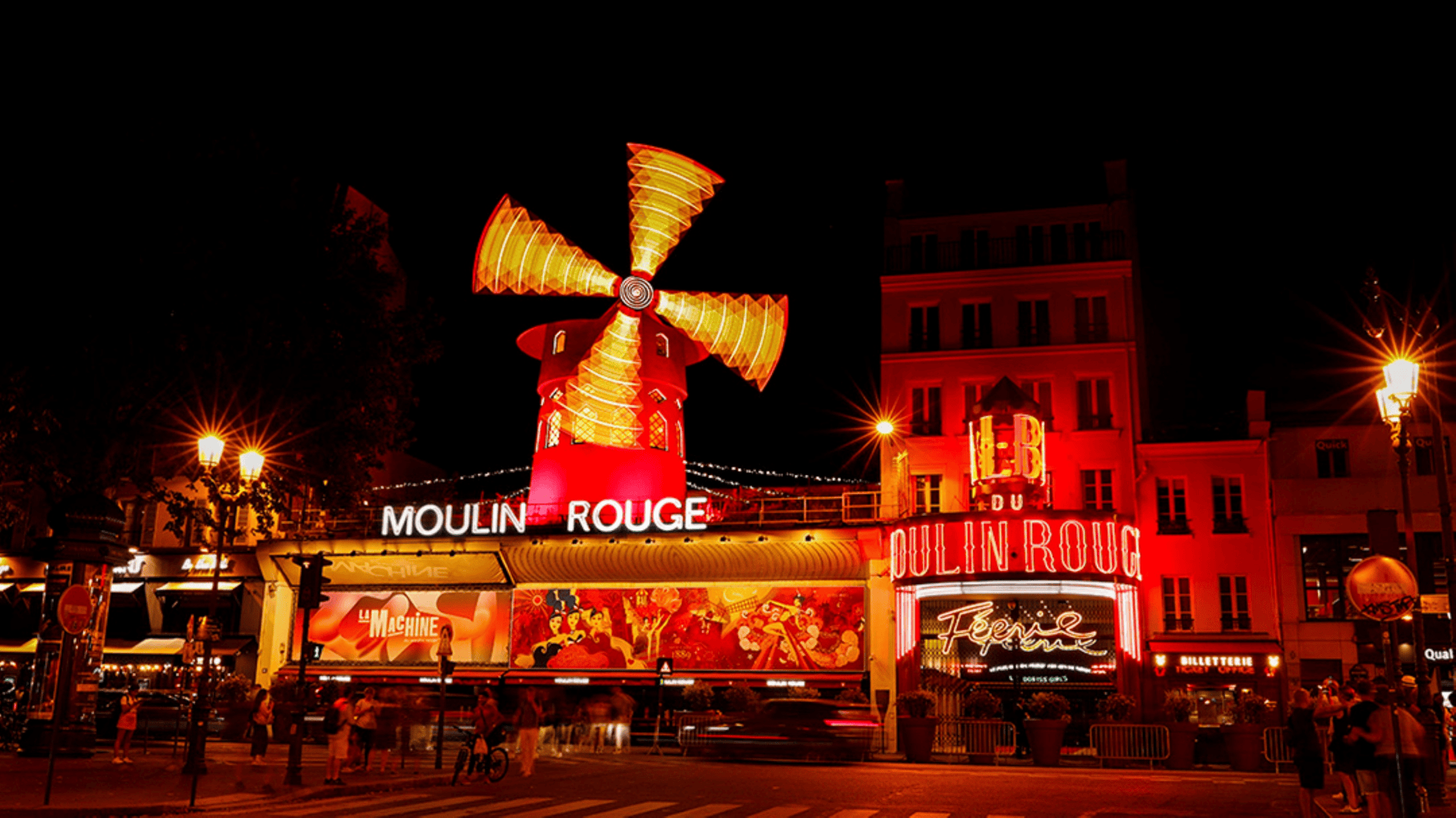 À Paris, le Moulin Rouge va rouvrir sa mythique salle de cabaret ...