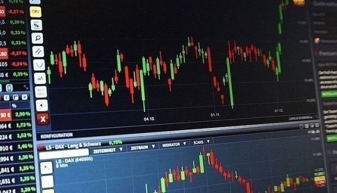 Stocks slip as investors await fresh leads