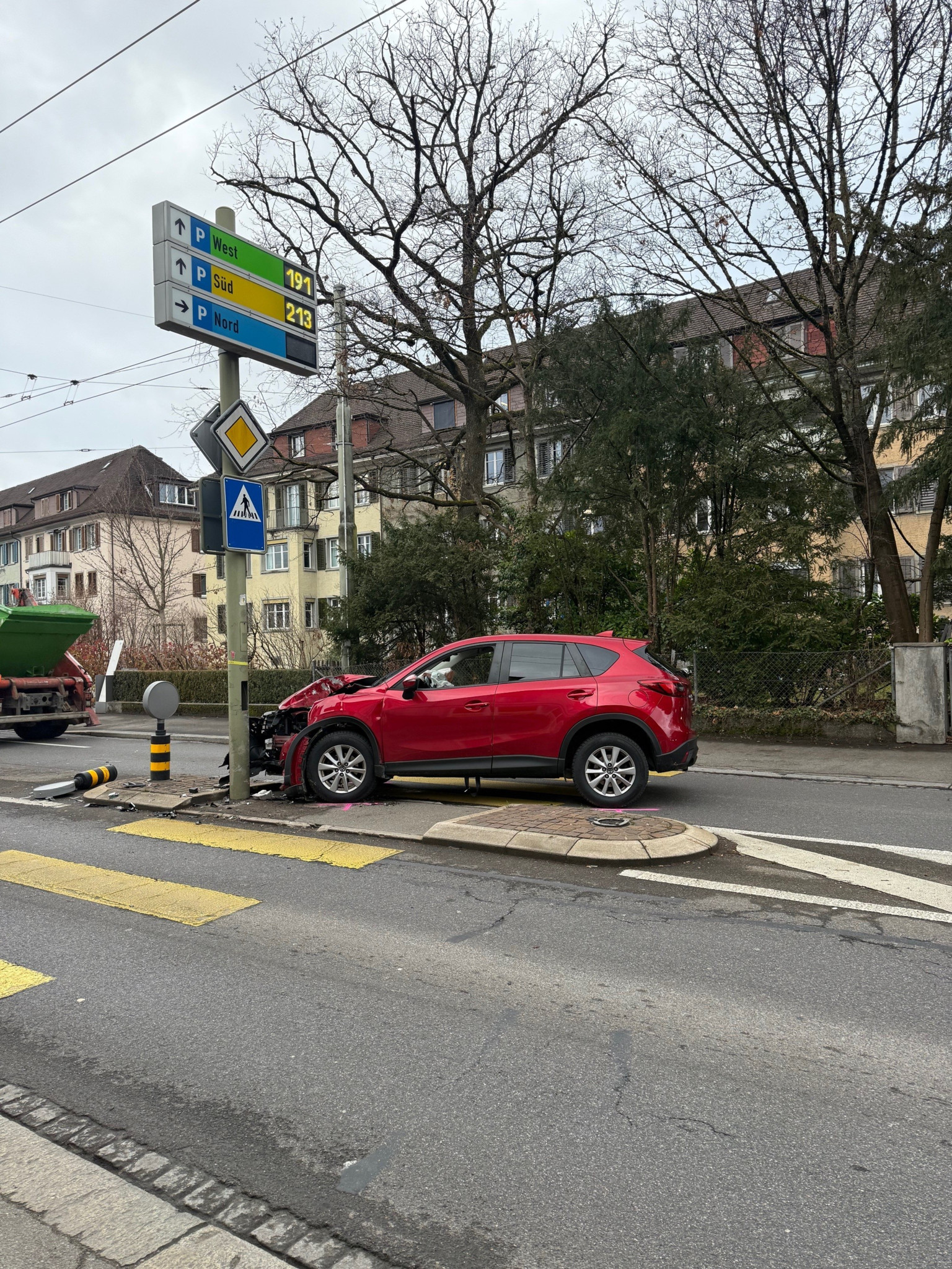 Auto prallt gegen Pfosten auf Verkehrsinsel