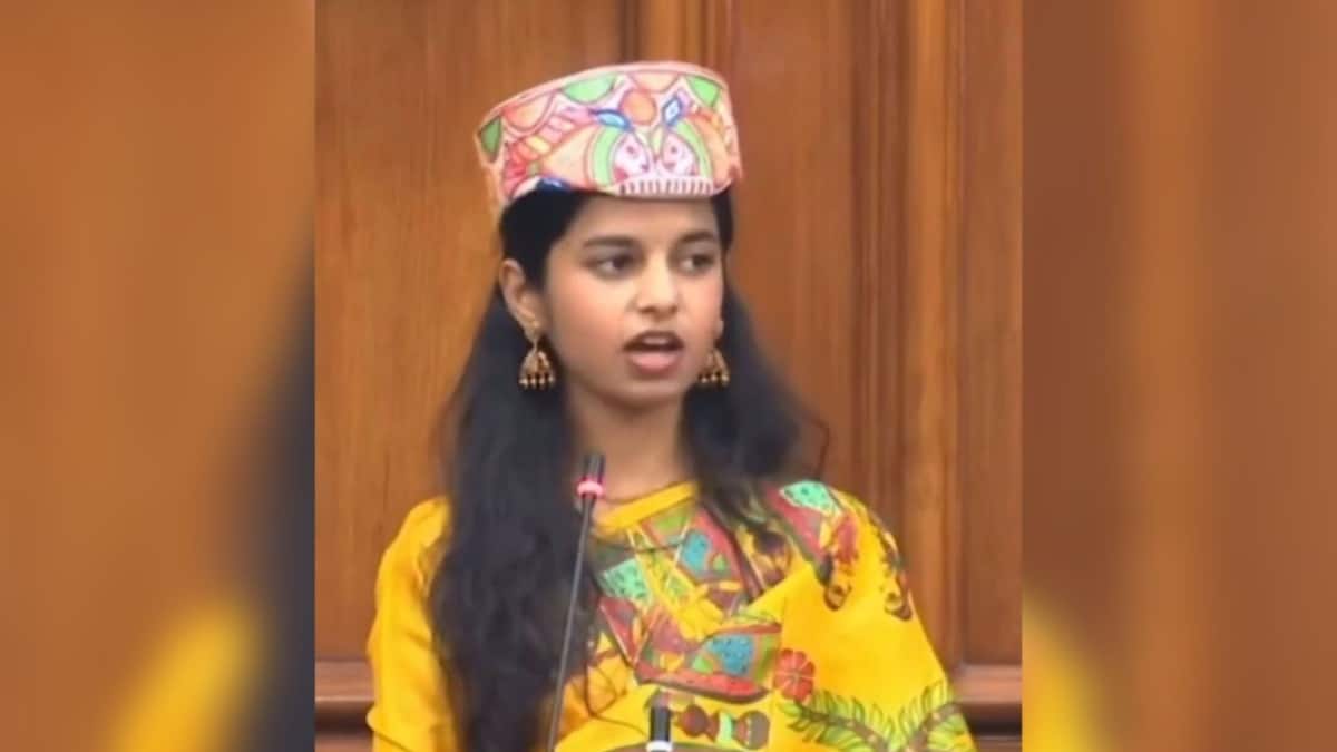 WATCH: Maithili Thakur Takes Oath In Maithili Wearing Traditional ...