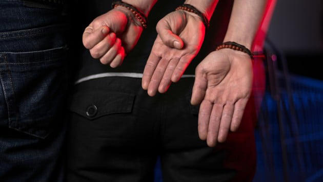 Mädchen rettet sich in Wien mit SOS-Handzeichen!