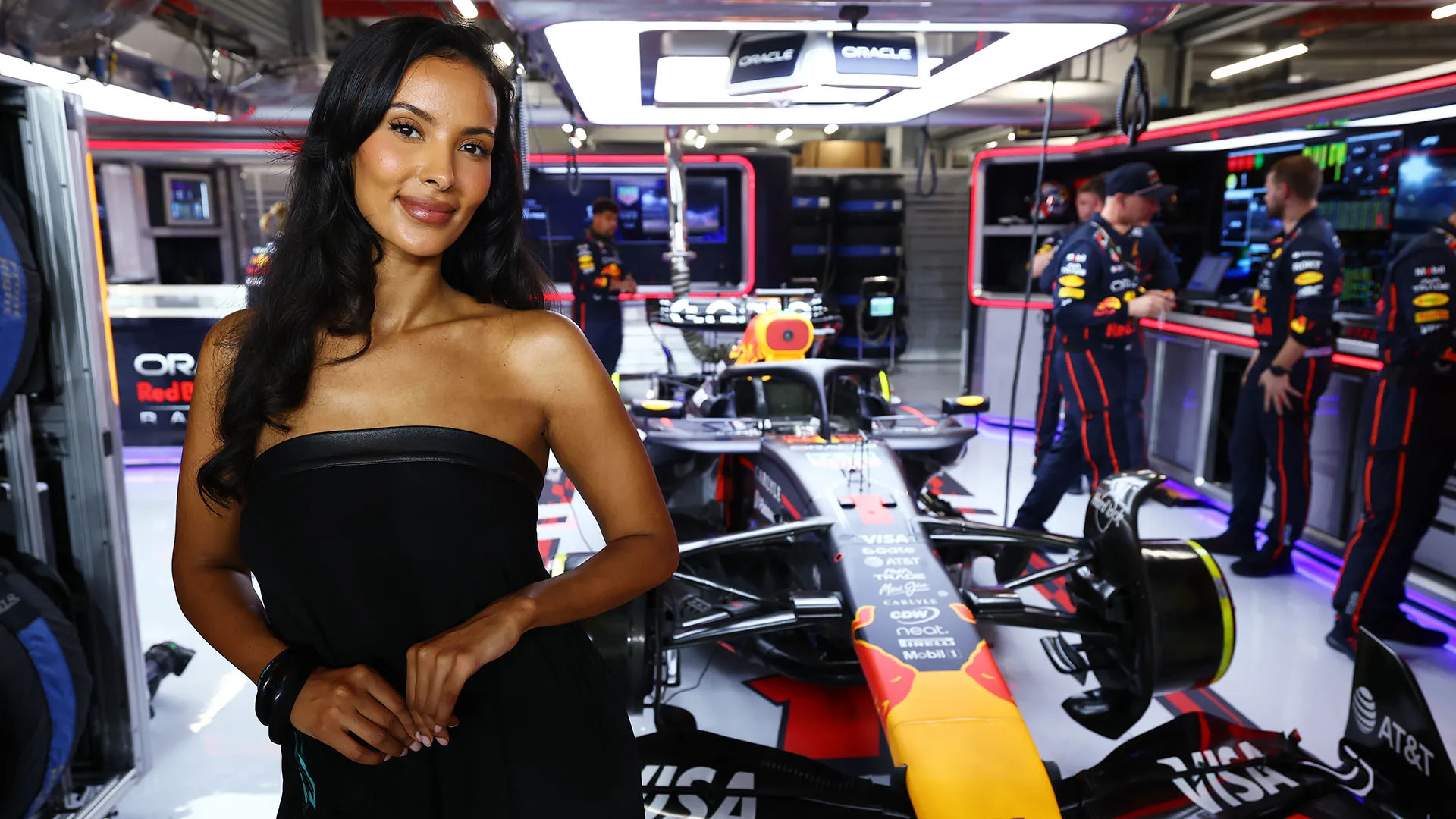 Models und überraschende VIPs treten während des Formel-1-Rennens auf ...