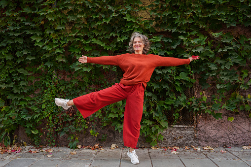 How long you should be able to stand on one leg, according to your age