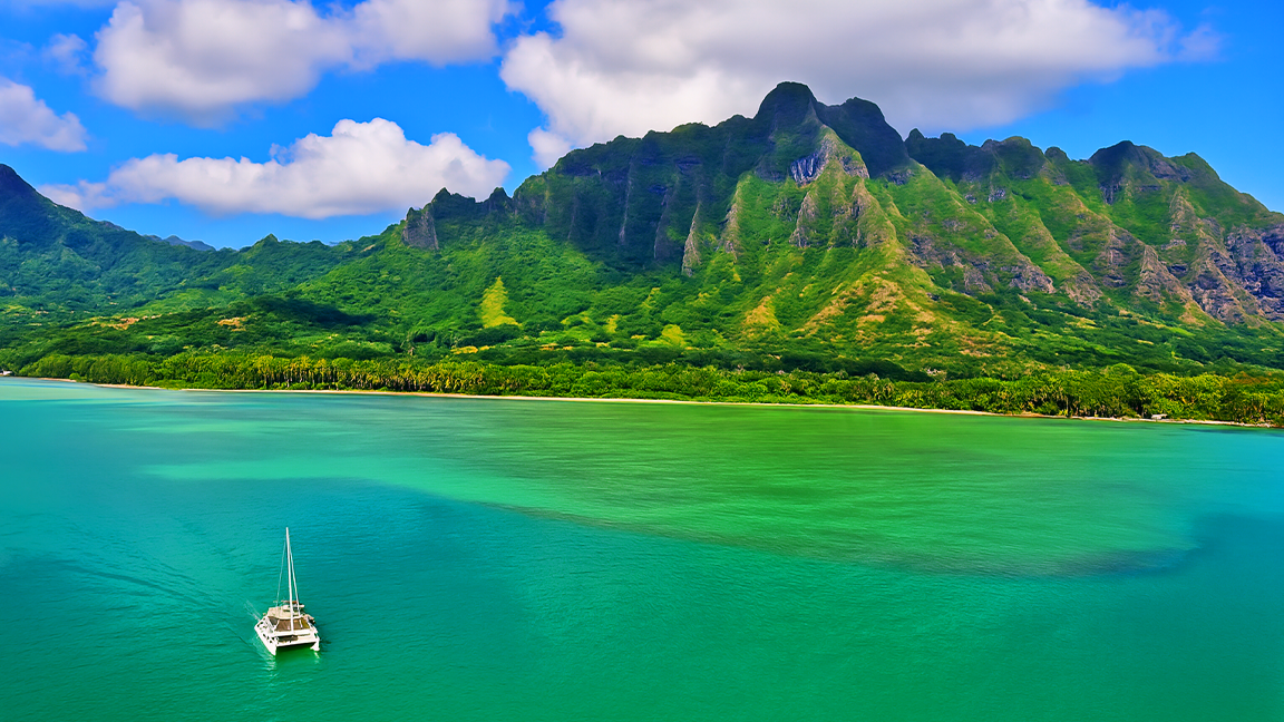 Los colores tropicales de la bahía de Hanalei desde el aire