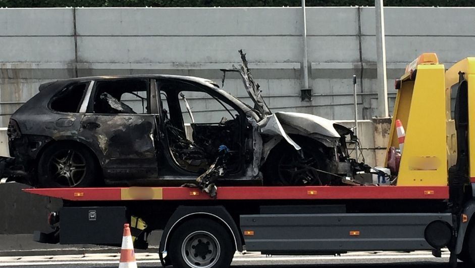 Πυρκαγιά σε αυτοκίνητο στην Αττική Οδό στο ρεύμα προς Αεροδρόμιο ...