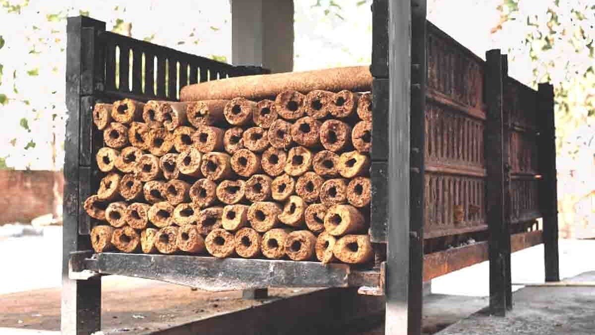 Cow dung vs wood: Delhi MCD's cremation proposal triggers pollution ...