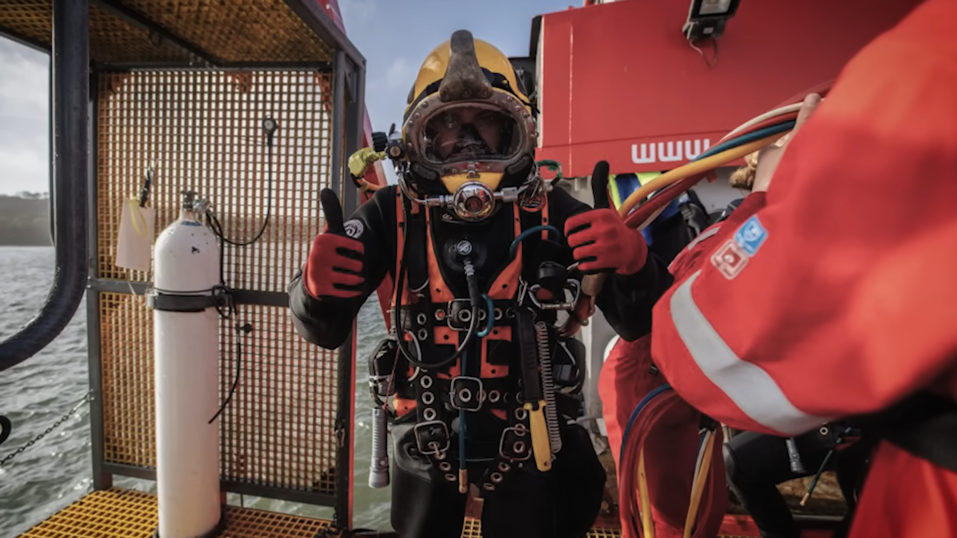 This Is What Happens When a Submersible Gets Hooked Under a Sunken ...