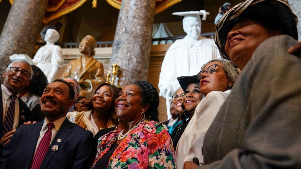 Obama unveils a statue of Rosa Parks