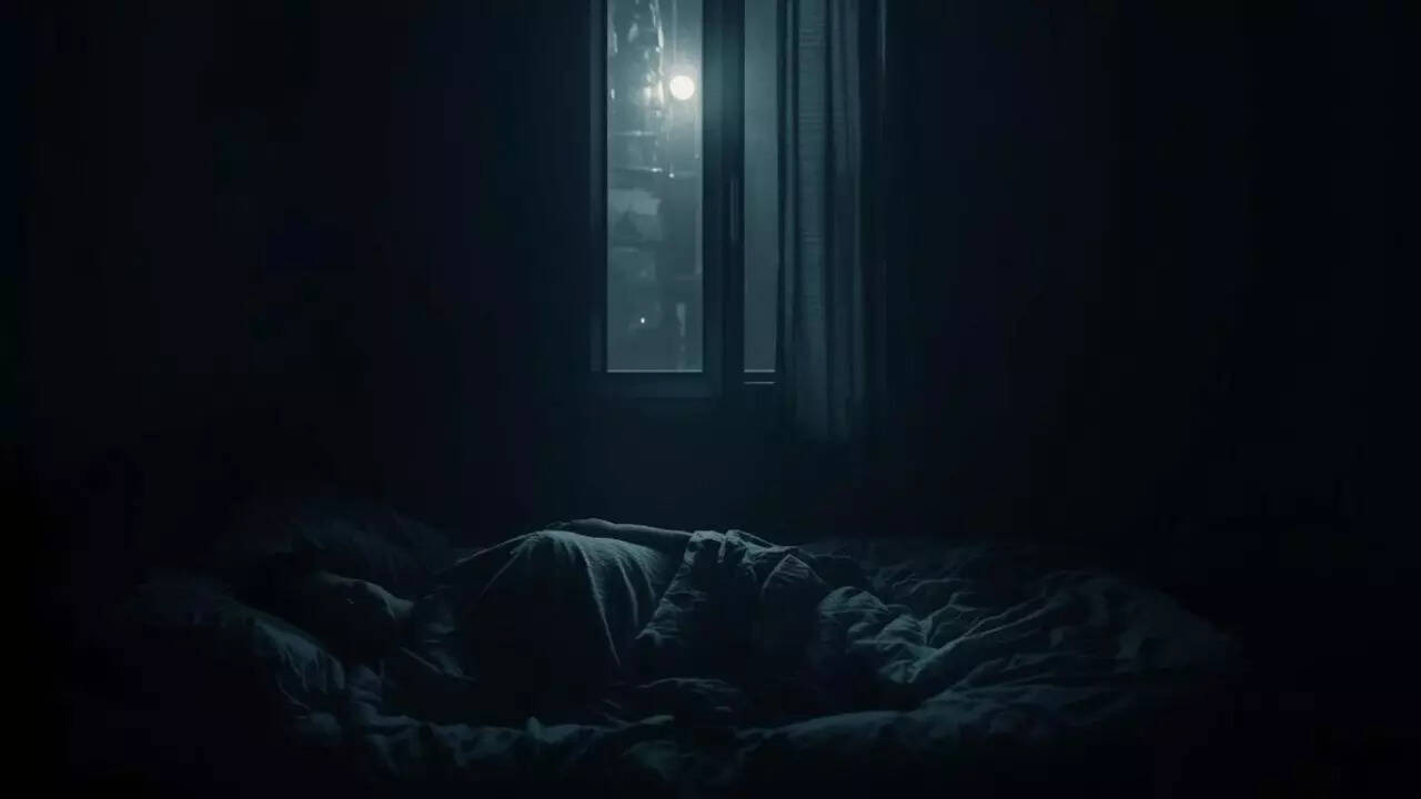How waking up in the dark impacts your health: Scientists warn of sleep ...