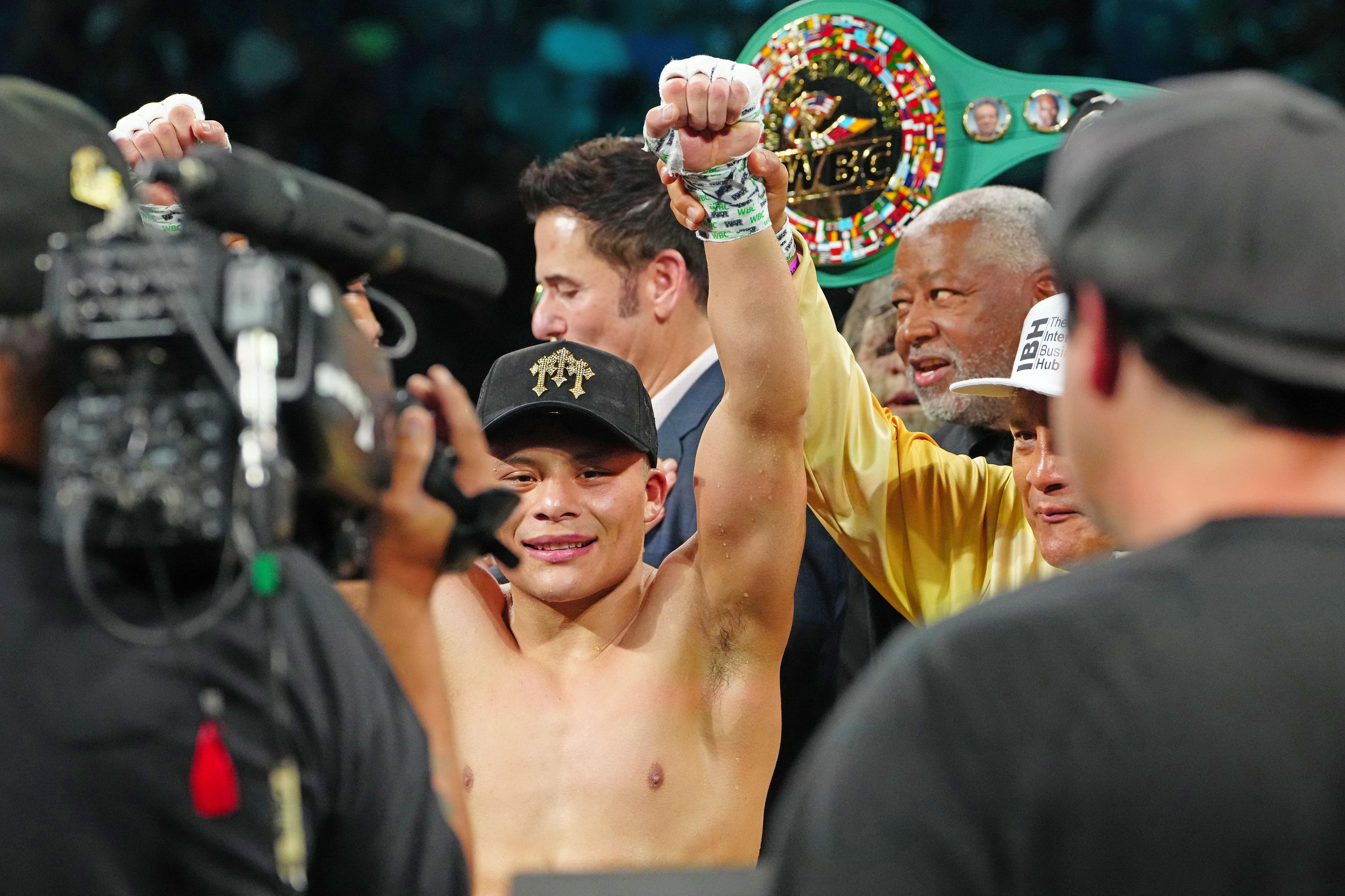 Isaac Cruz vs Lamont Roach Jr – Preview, betting odds and fight card ...