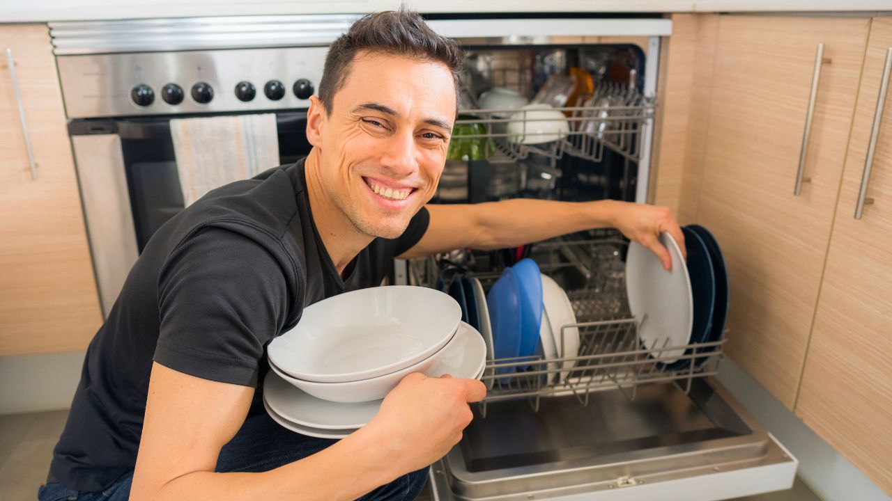Husband's ‘Ridiculous' Kitchen Habit Forces Wife to Redo His Chores ...