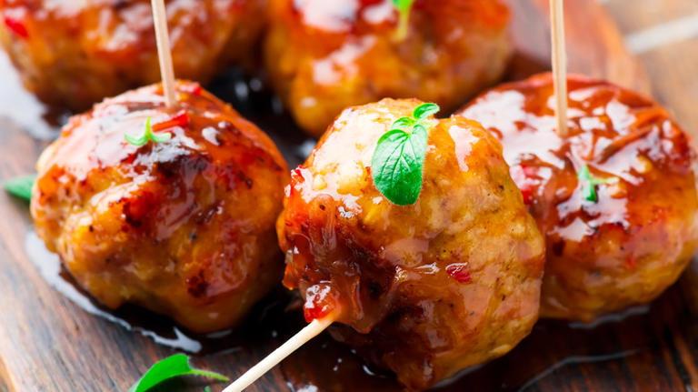 9 Vintage Christmas Dishes You Hardly See Anymore