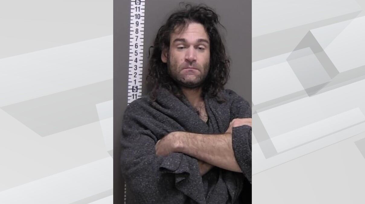 Fargo man charged with threatening hospital staff with knife