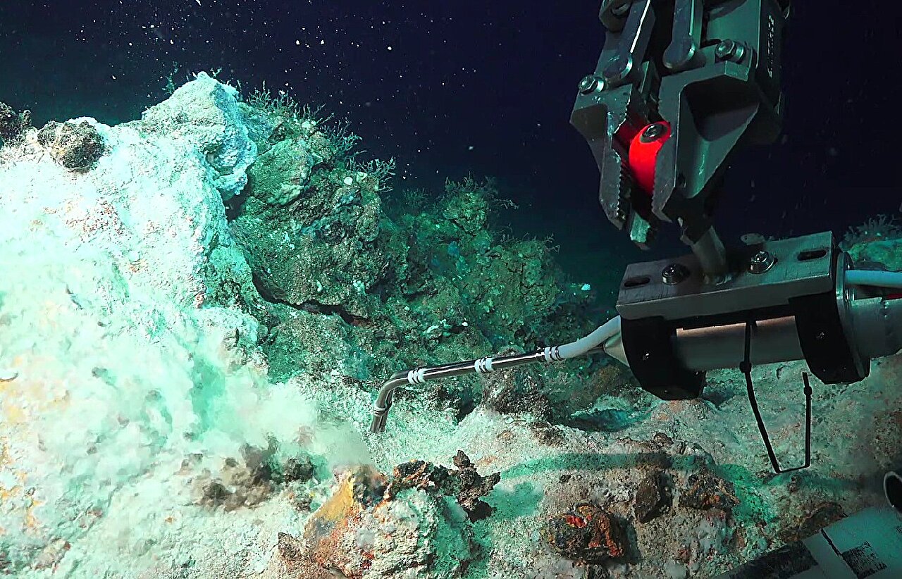 Extensive hydrothermal vent field discovered off Milos reveals tectonic ...