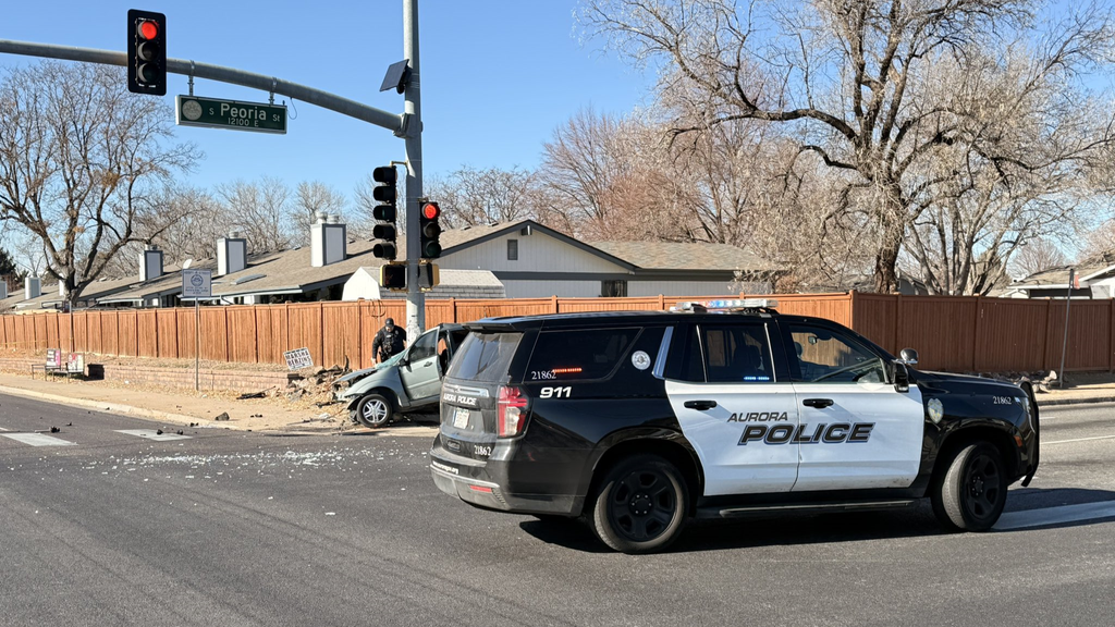 2 people killed after driver crashes allegedly stolen car in Aurora