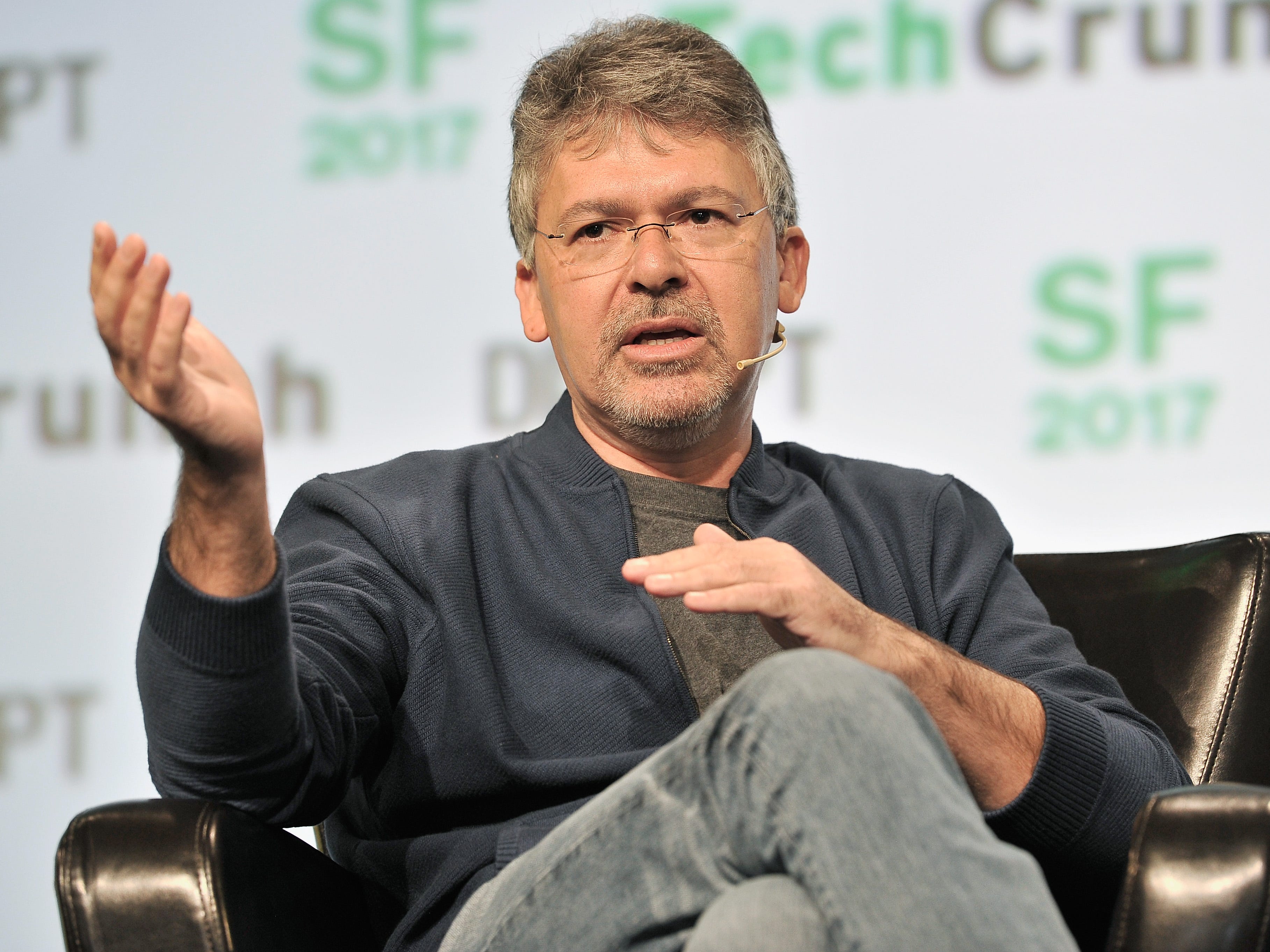 Apple's AI chief is leaving, and a former Microsoft and Google exec is ...