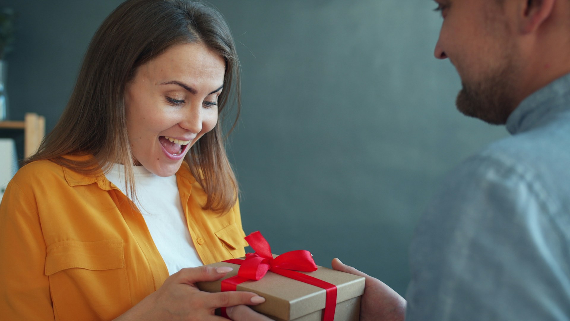 15 small gestures that actually mean “I love you”