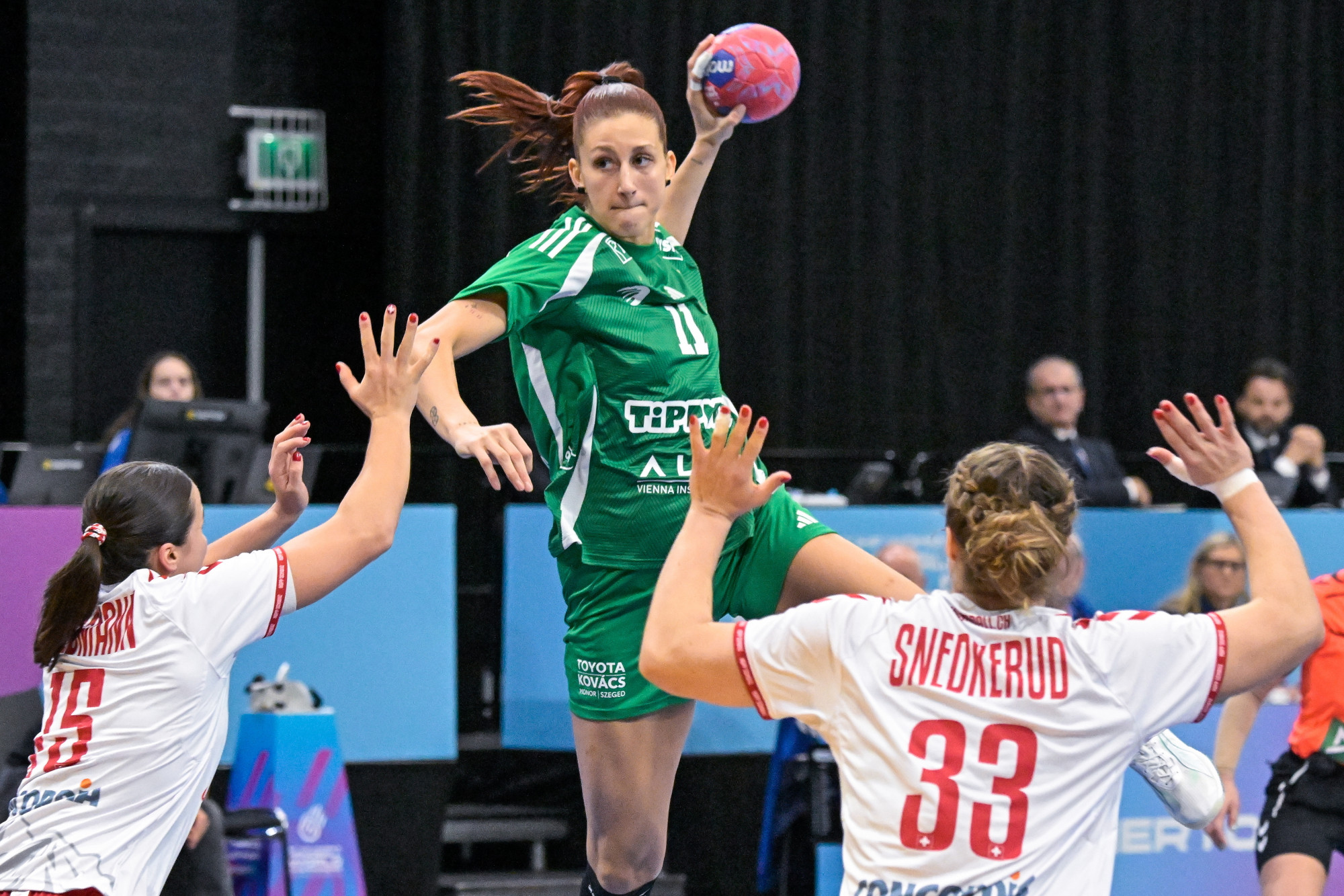 Svájc legyőzésével csoportelsőként jutott vb-középdöntőbe a női ...