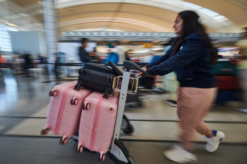 Canadian air passenger traffic to U.S. down for 9th consecutive month